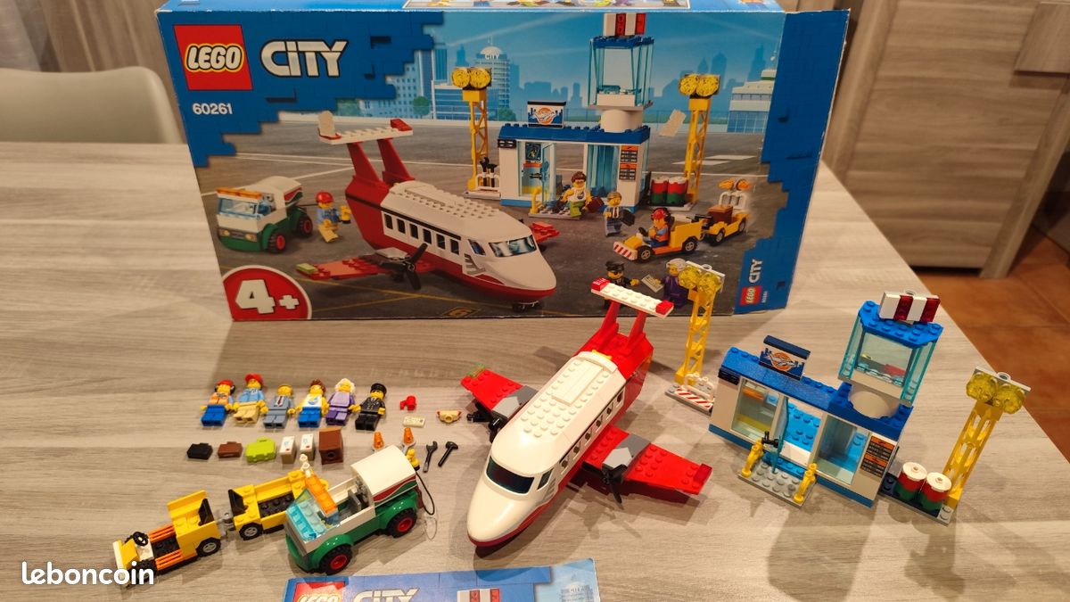 Lego City 60261 l'aéroport très bon état Tout les accessoires sont ...