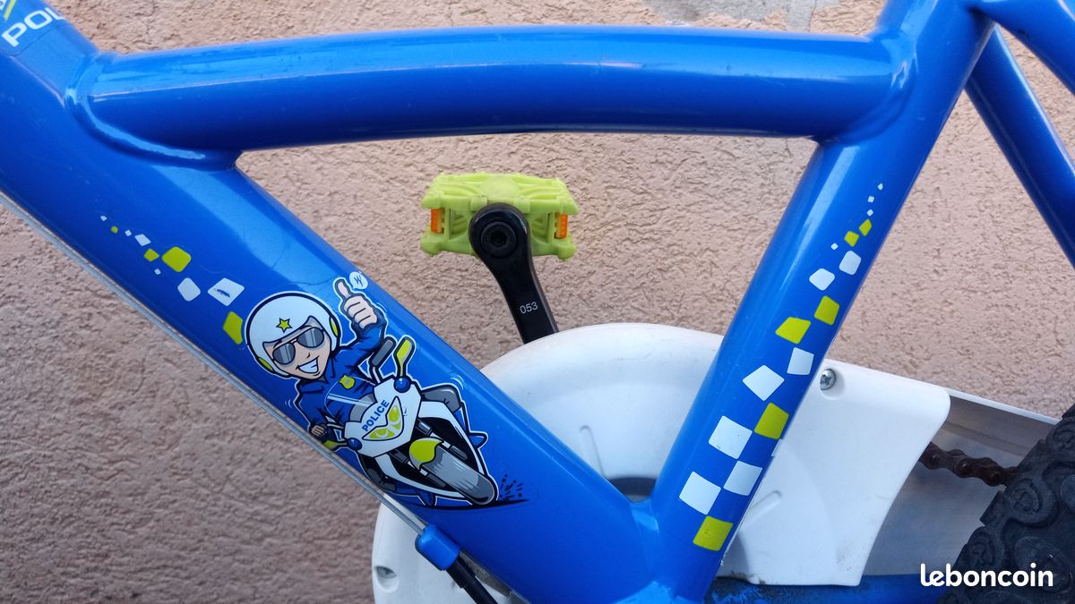 2 VÉLOS 16" POLICE 4-6ans (+ roues) - Vélos