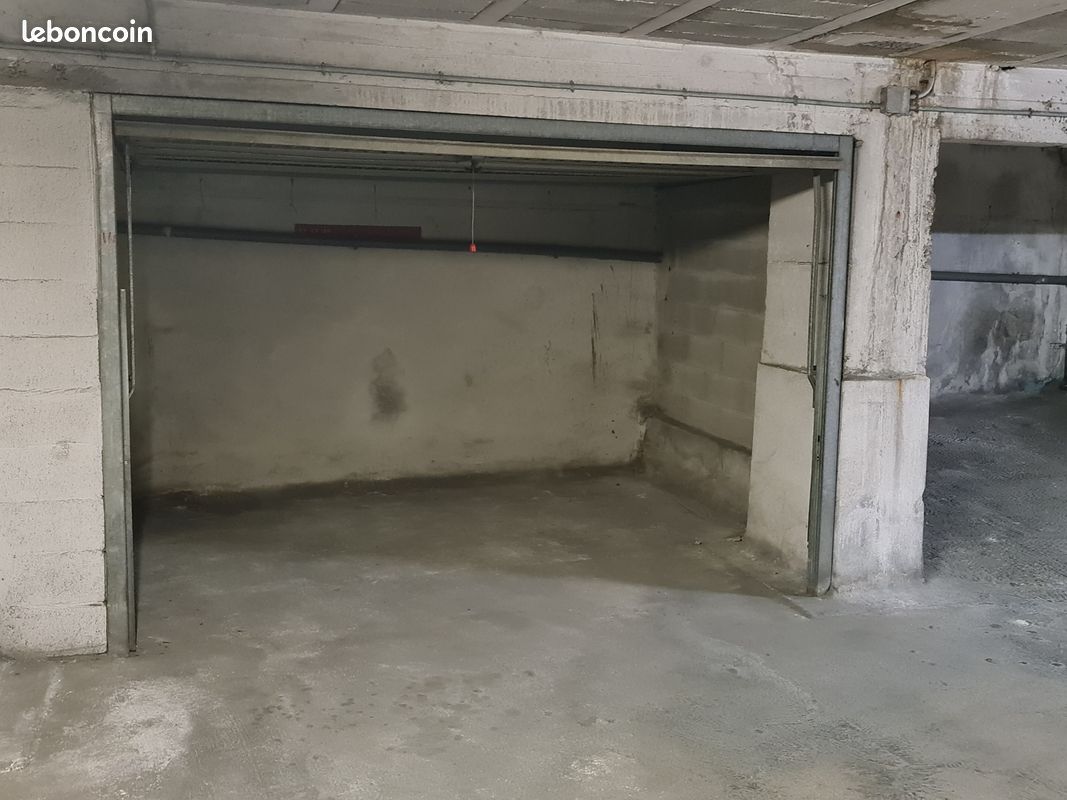 Garage –Box Fermé12 m2 Hyper centre-ville de Hyères libre fin Avril - Locations