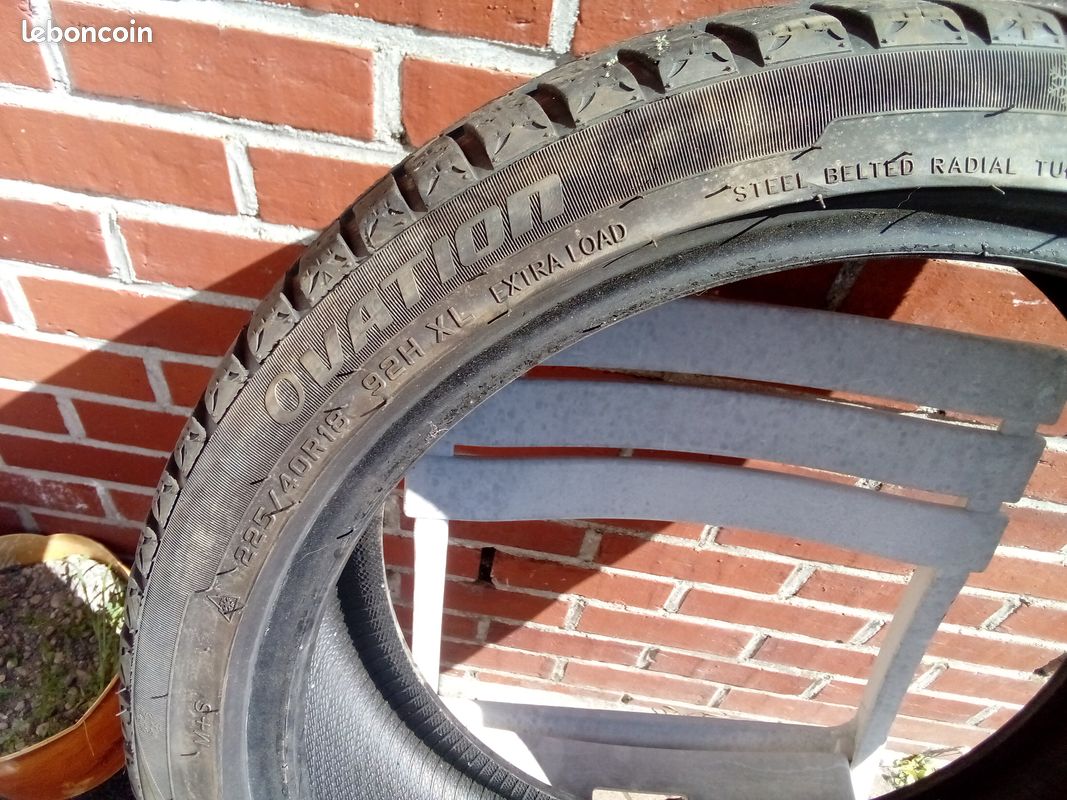 1 pneu Ovation W586 225 40R18 TBE - Équipement auto