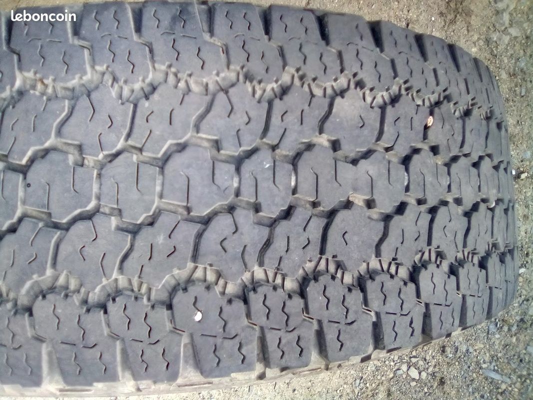 1 Pneu Good Year Wrangler 235/70R16 XL - Équipement auto