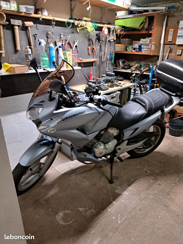 Varadero 125 injection pour cause de santé - Motos