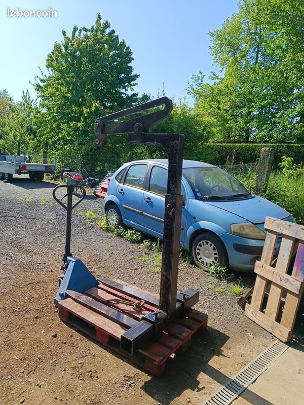 A vendre lève-palette réglable et robuste : - Capacité jusqu’à 2 tonnes - Fourches ajustables en ...