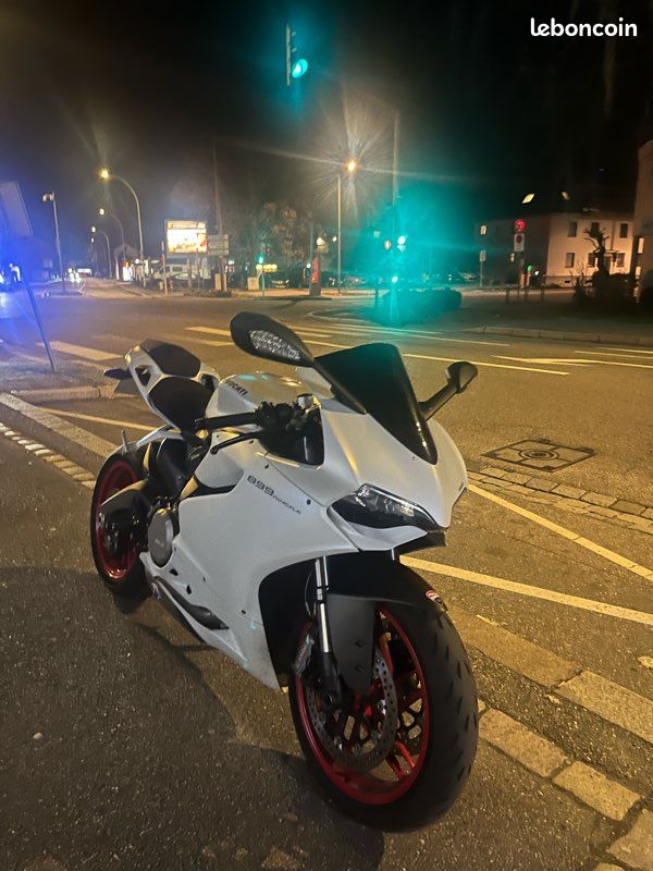Ducati Panigale v2 - Motos