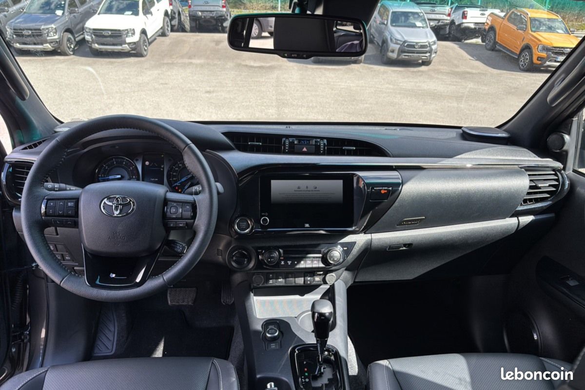 Toyota Hilux 2.8 204 BVA INVINCIBLE 4PL - Voitures