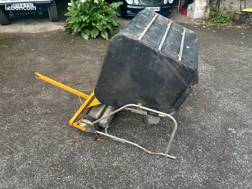 Bac ramasseur de gazon tracté - Services de jardinerie & bricolage