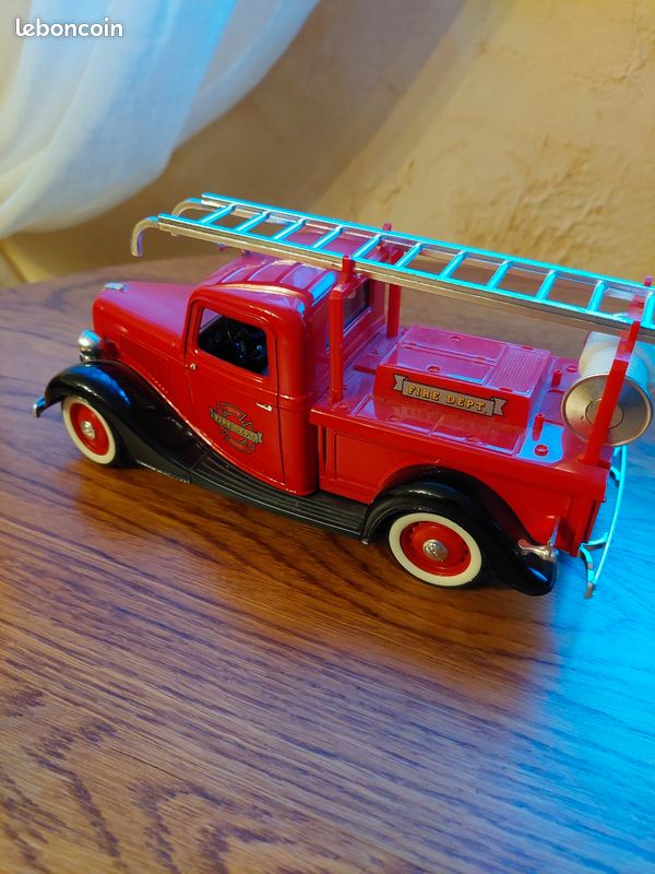 Ford V8 Pompiers 1/18 - Collection
