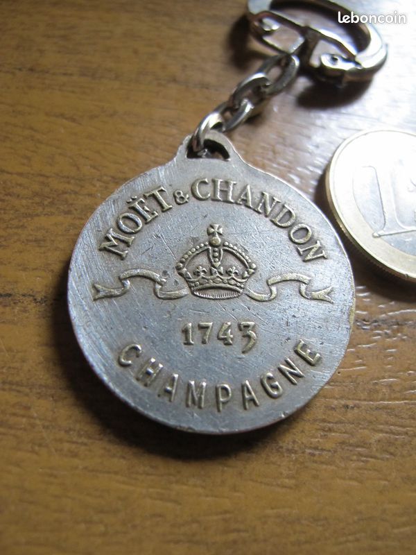 Porte clés Dom Pérignon ( Champagne ) , prix livré en suivi , LIRE ...