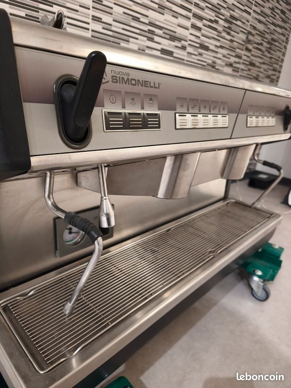 Machine à café pro Simonelli - Équipements pour restaurants & hôtels