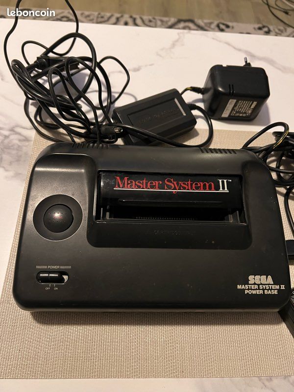 Sega master system 2 avec 2 manettes et câbles - Consoles