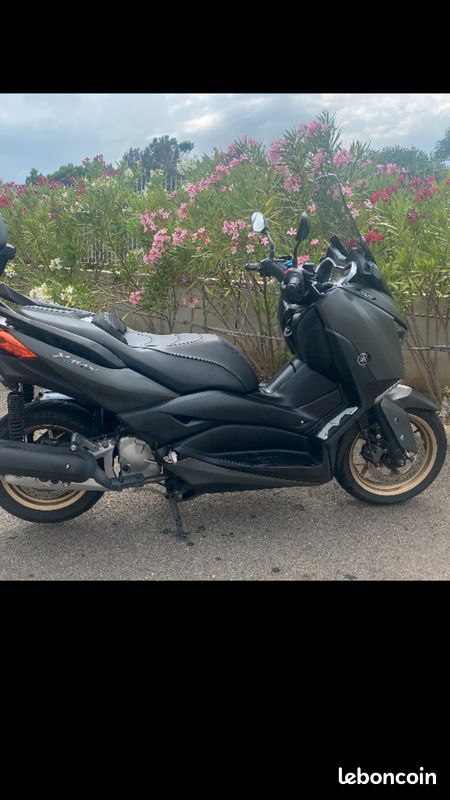 X MAX tech max ABS - Motos