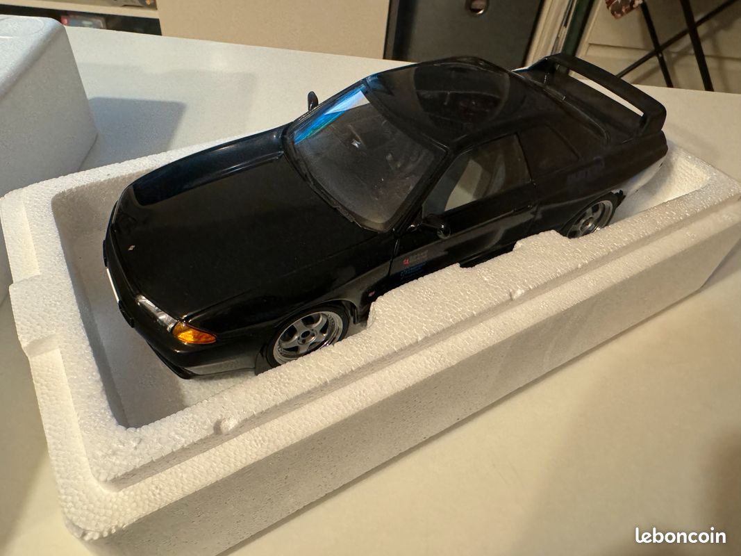 AUTOart - Nissan Skyline GT-R R32 V-Spec II Initial D Legend 2 Takeshi ...