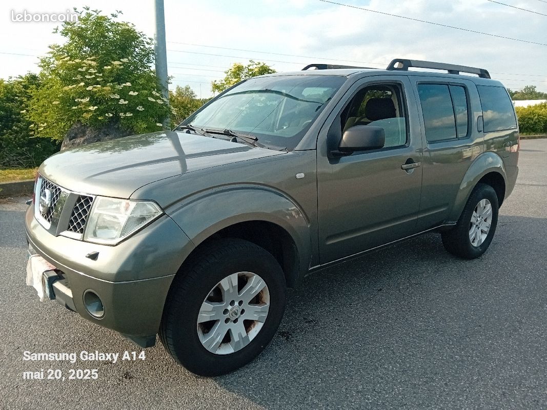 Nissan Pathfinder 2.5 L. 174 CV - Voitures