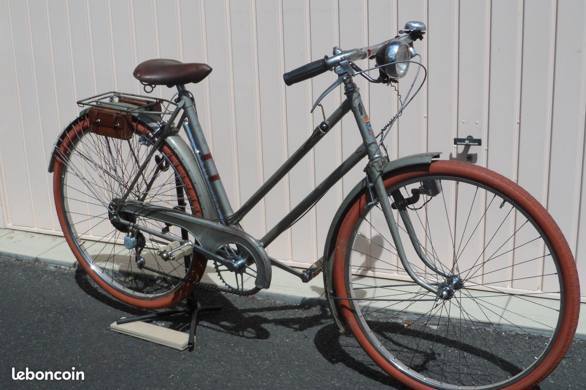 Velo Dame vintage Marque HIRONDELLE - Vélos