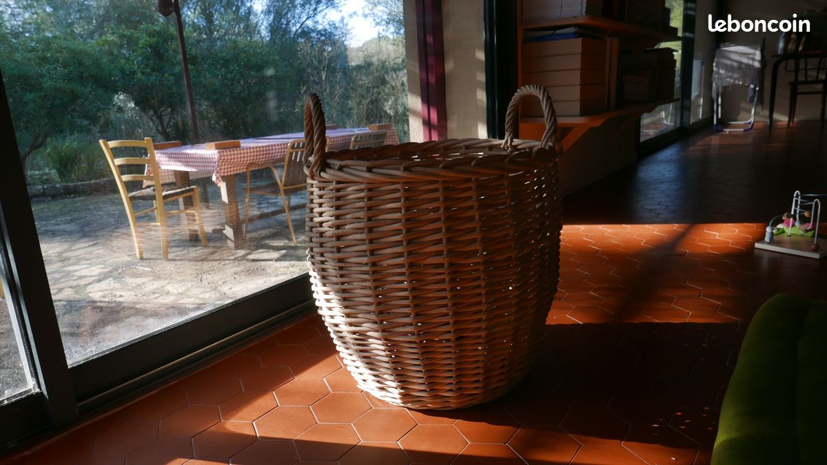 Très grand panier en osier - Décoration