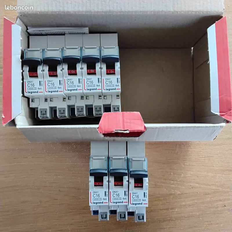 Disjoncteurs LEGRAND 10 ET 16A - Bricolage