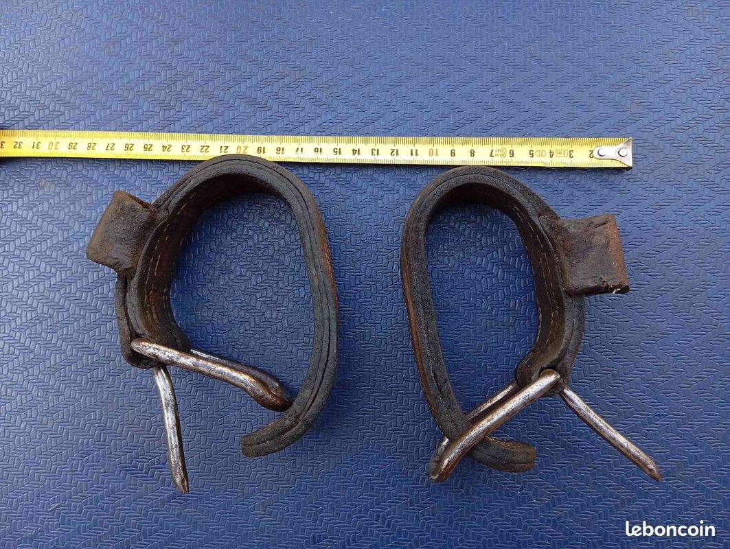 Colliers en cuir anciens - Collection