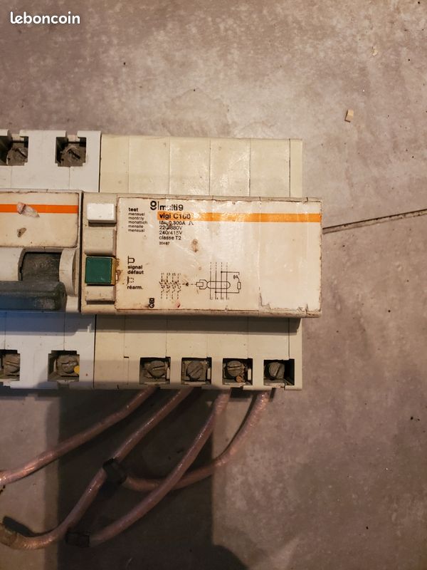 Disjoncteur différentiel Merlin Gerin C100 – 300m - Bricolage