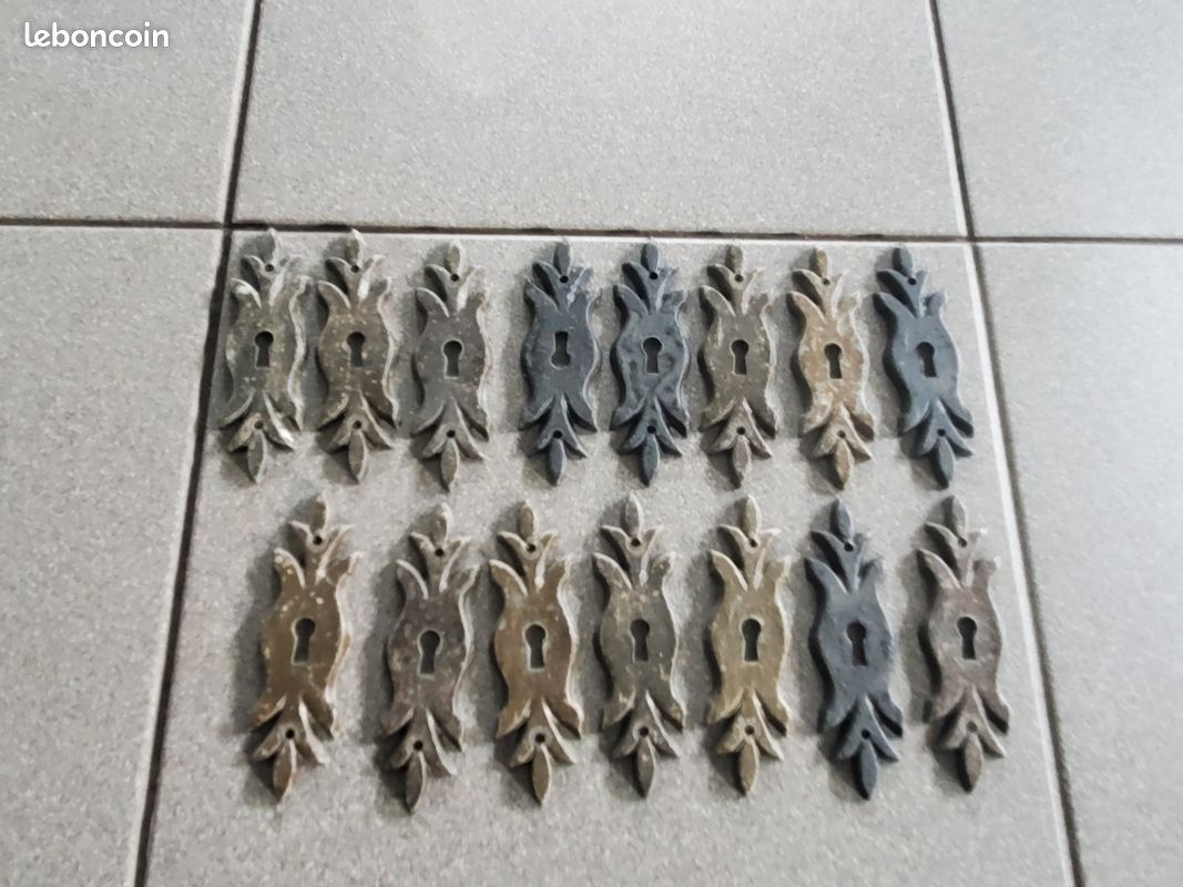 Ferrure en fer forgé de porte pour meuble - Bricolage