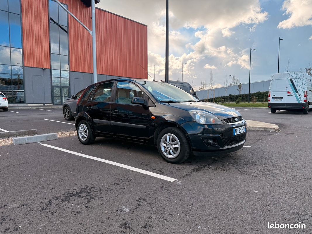 FORD FIESTA 1.6 16v 100ch Ghia 5p - Voitures