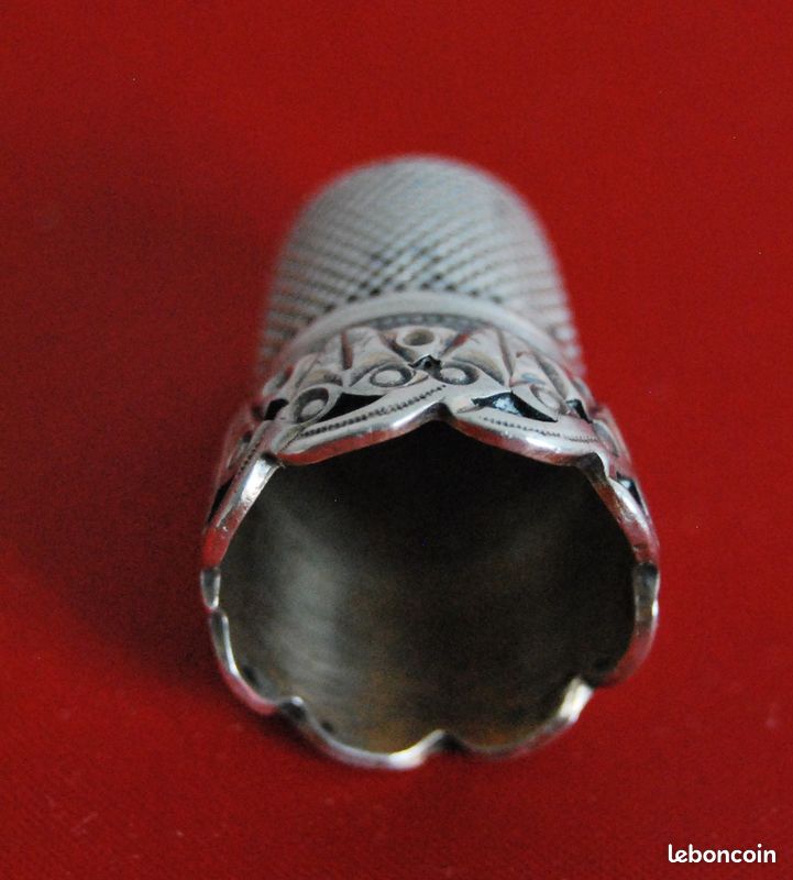 Ancien dé à coudre en argent poinçon tête de chien ou sanglier - Collection