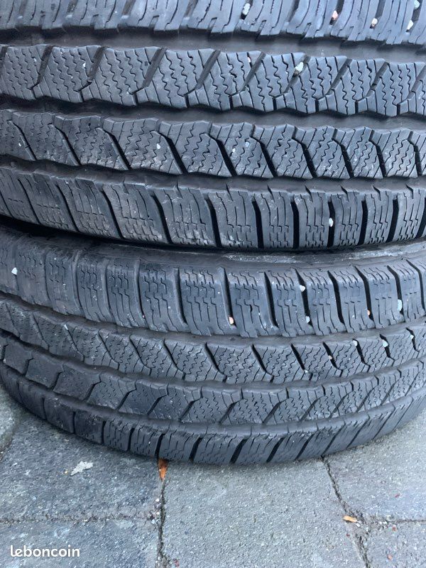 Pneus hiver 205/65/16C 107/105T - Équipement auto