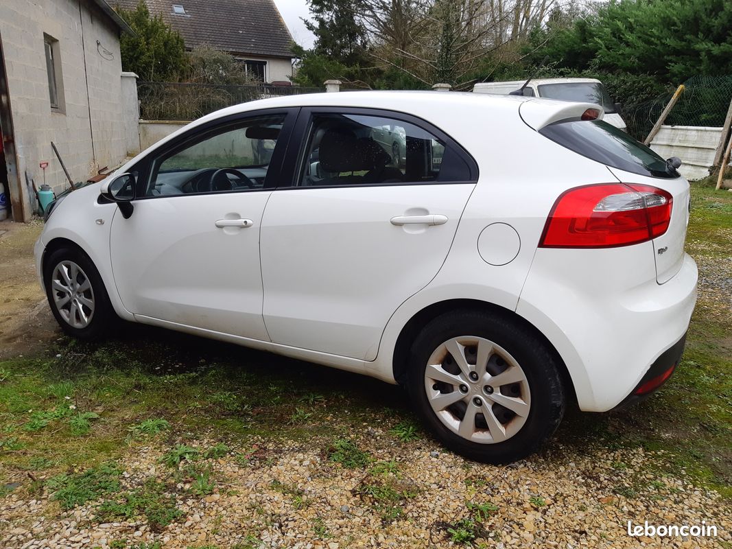KIA Rio 1.4 CRDI 90 cv 5 portes Diesel 5cv fiscaux - Voitures