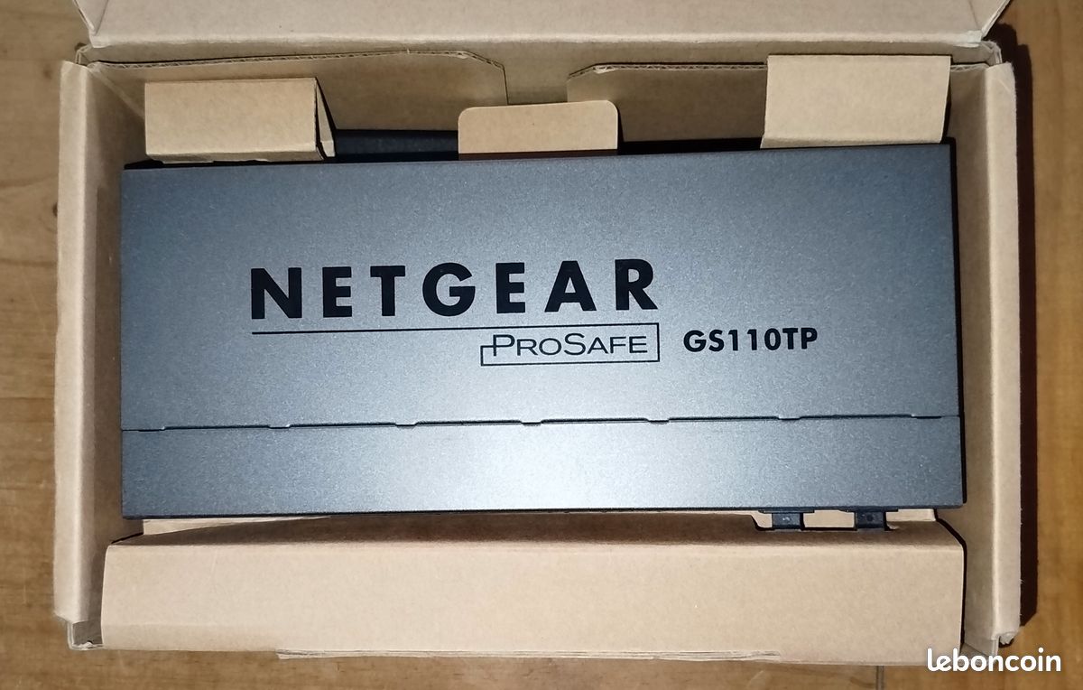 Switch 8 ports PoE Netgear Prosafe GS110TP + 8 câbles réseau 10m ...