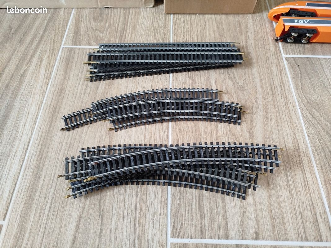 Je vends ce lot de rails de modélisme comprenant 10 courbes, 4 courbes ...