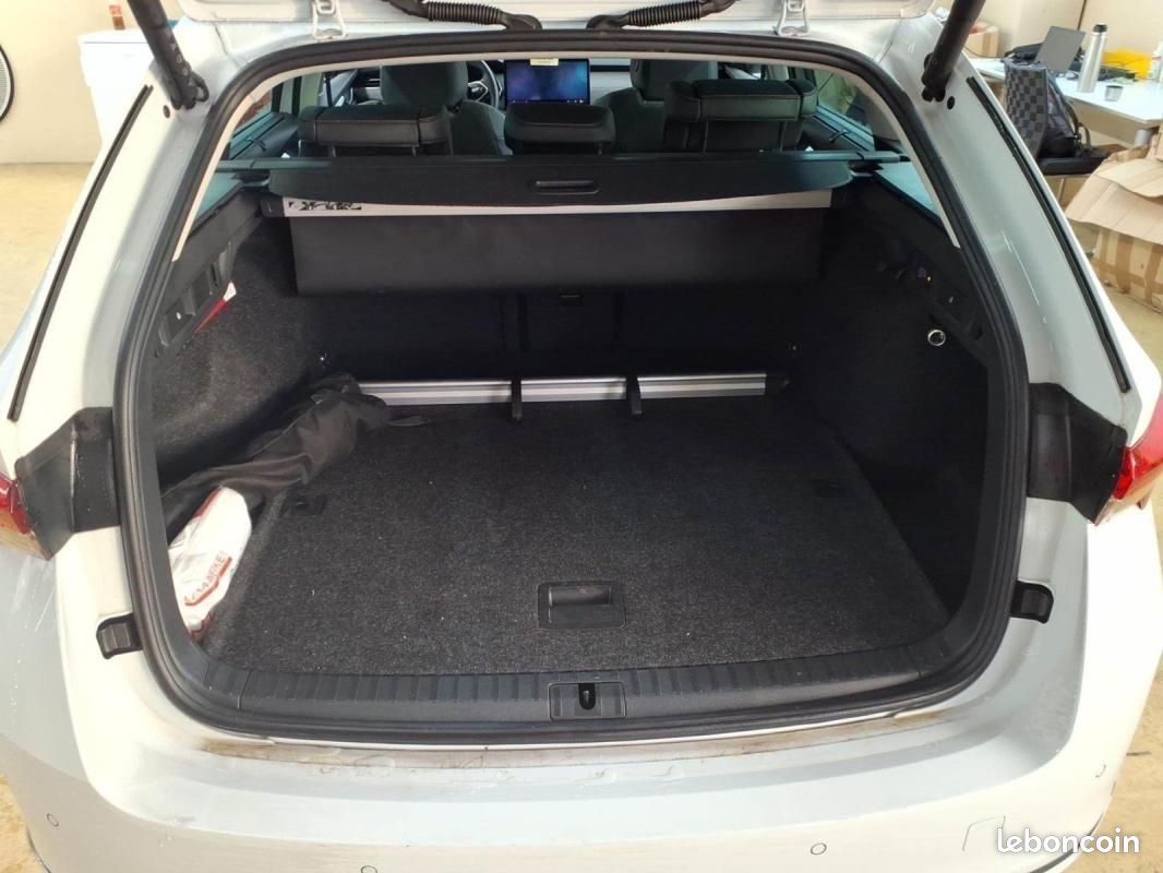 Skoda Octavia Combi 2.0 TDI DSG Pano AHK Kamera Matrix - Voitures