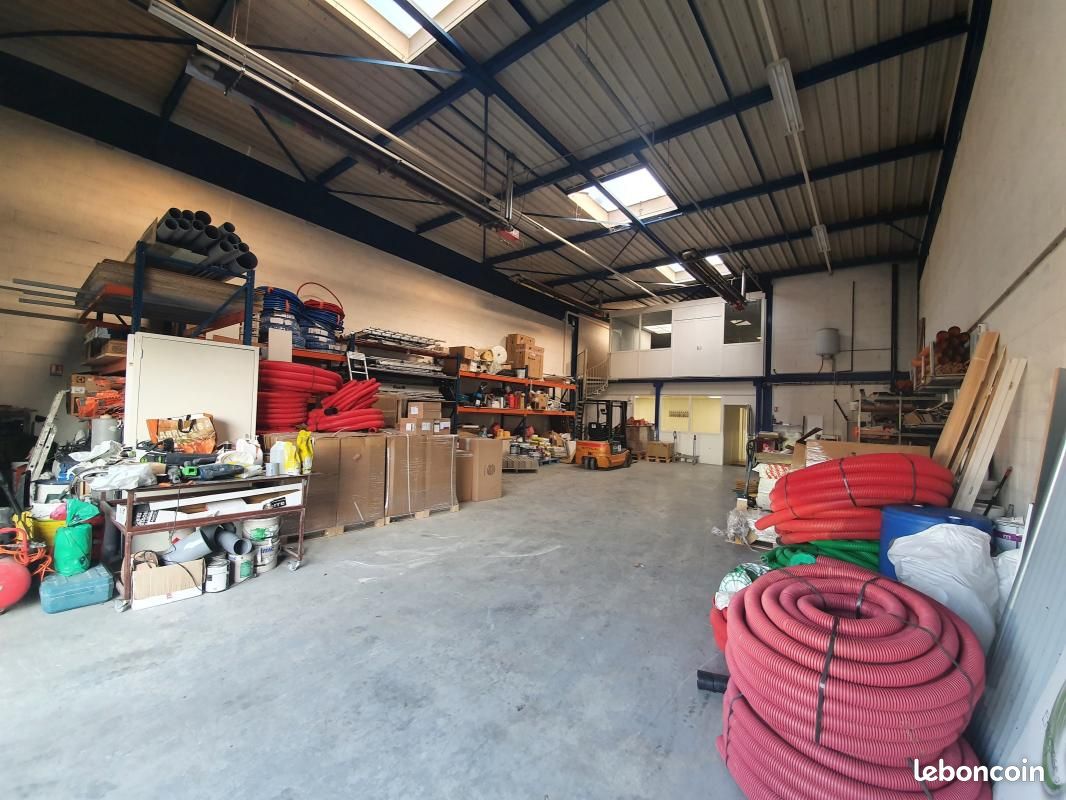Local d'activité 807 m² - Bureaux & Commerces