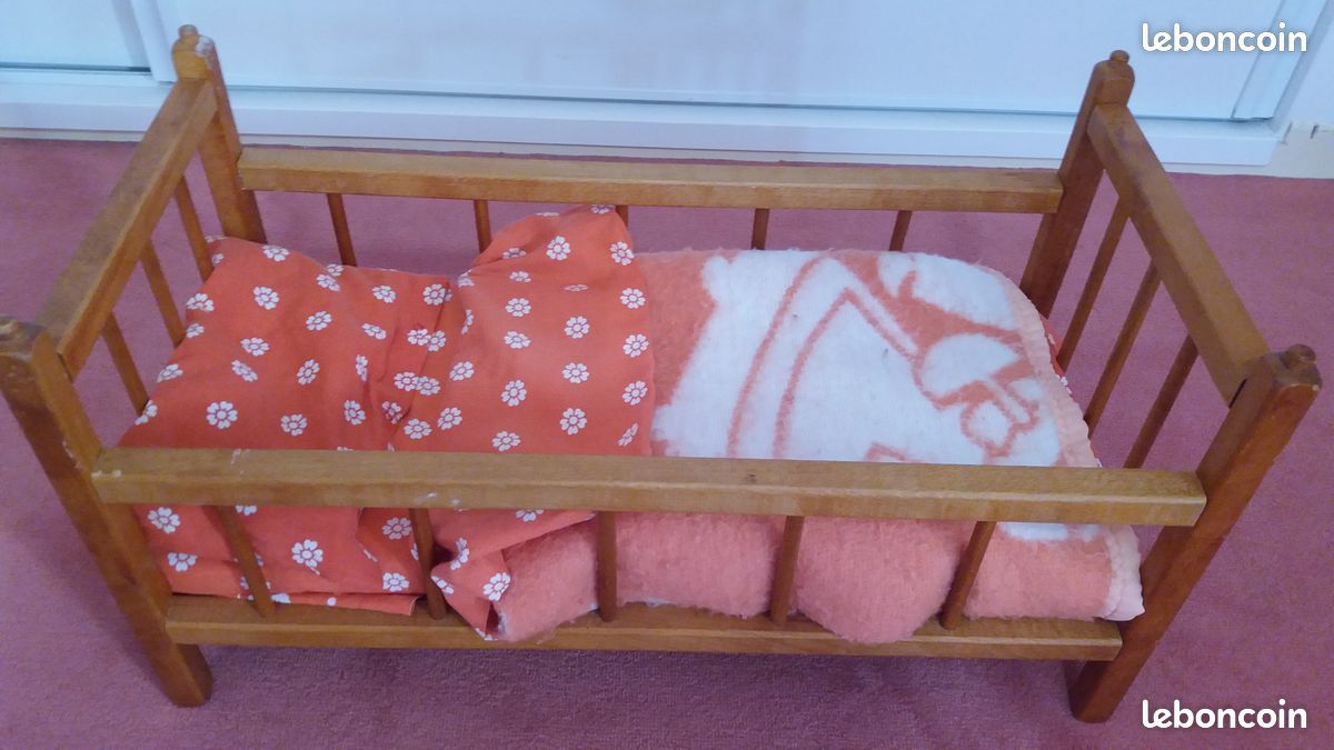 Lit poupon et armoire (année 84) - Jeux & Jouets