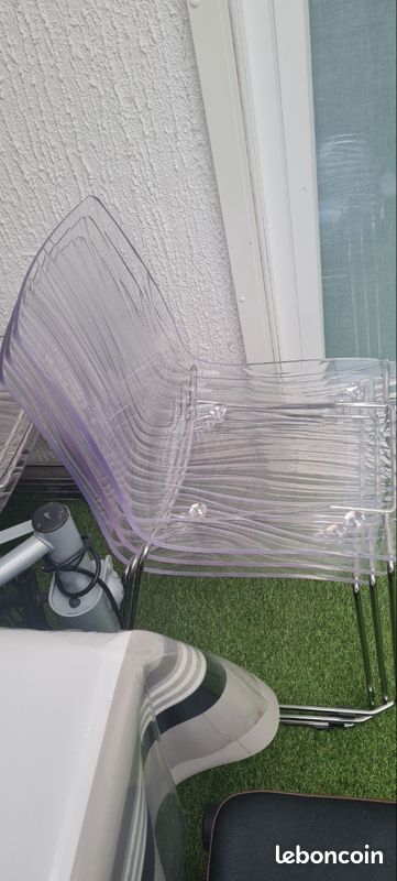 Chaises transparente BE les 4. 60 les 8. 100 - Ameublement