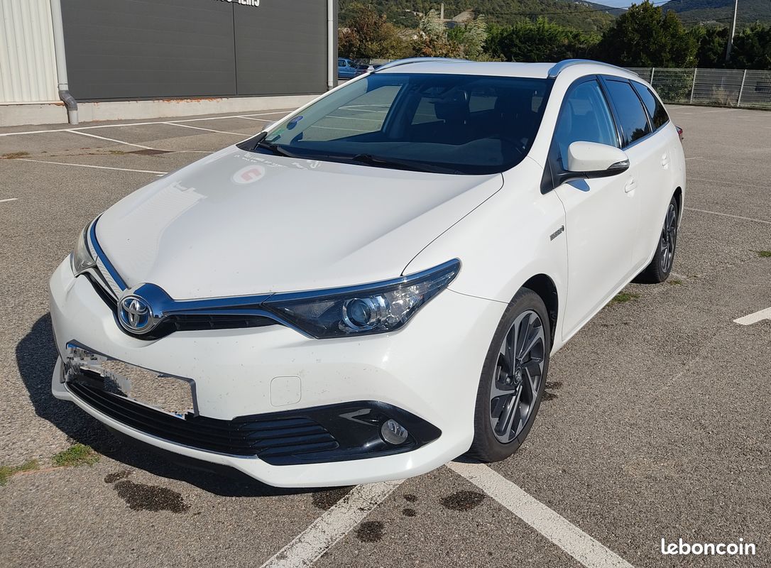 Toyota Auris (II) 2 Touring Sports 1.8 Hybride 136H Design - Voitures