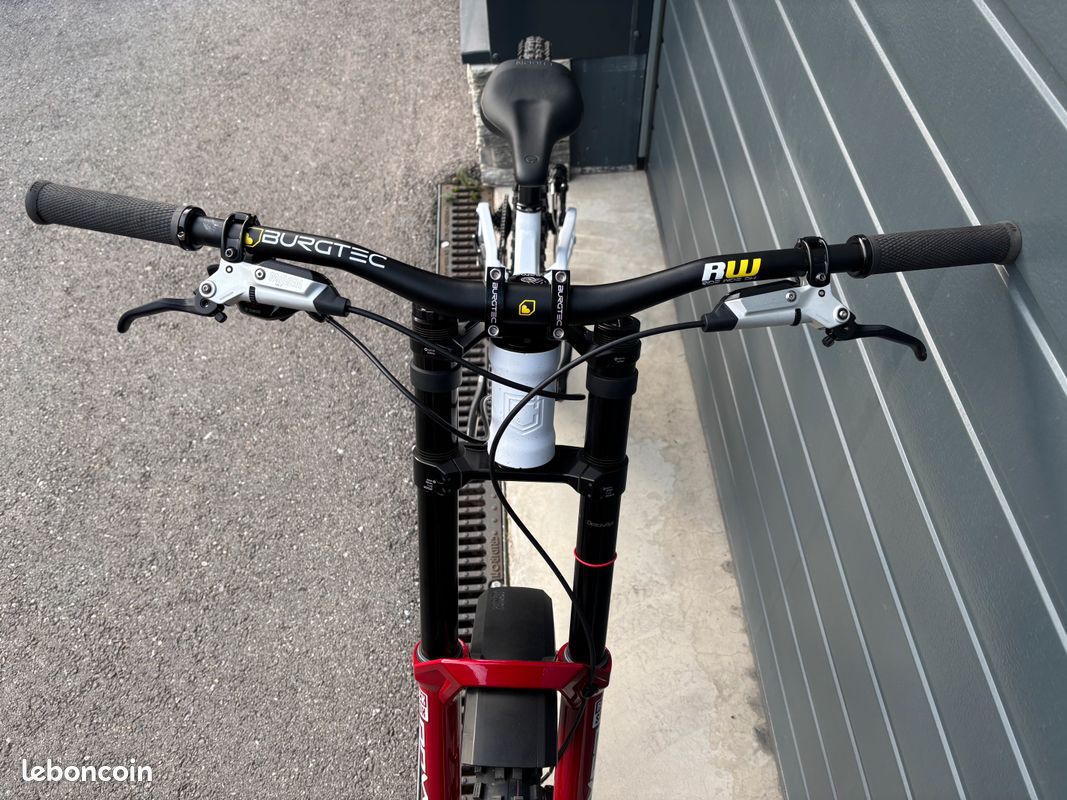 Commencal Supreme DH V5 team 2025 - Vélos