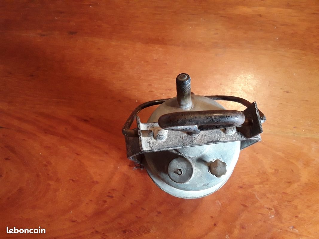 Ancienne lampe de mineur de la marque ARRAS, modèle à acétylène ...
