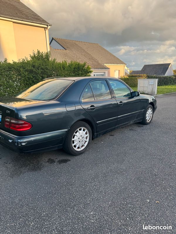 Mercedes Classe E270 CDI Classic - Voitures