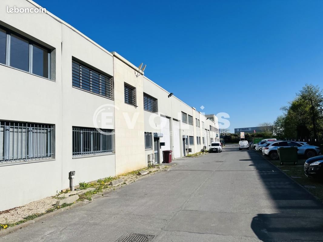 Local d'activité 669 m² - Bureaux & Commerces