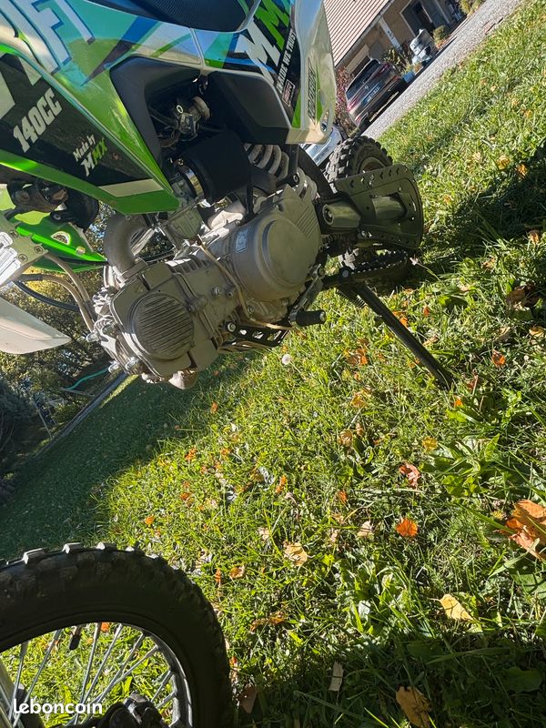 Moto MMX 140cc – État neuf, prête à rouler - Motos