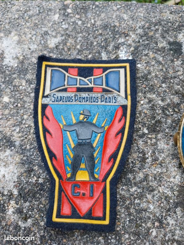 2 insignes sapeur pompier de Paris - Collection