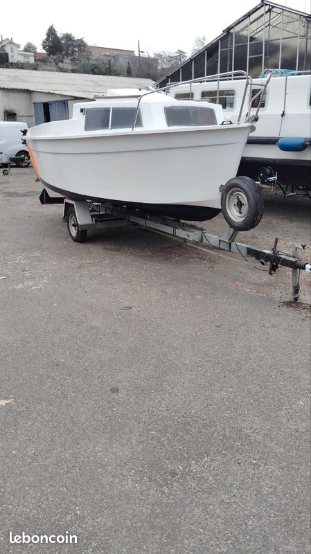 Bateau cabine sans permis sort du concessionnaire - Nautisme