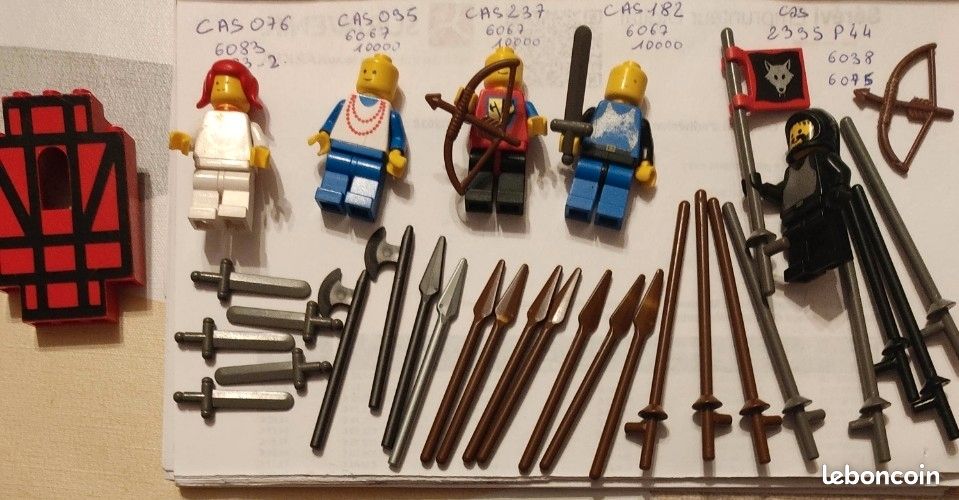 LEGO castel pièces armes et 5 personnages - Jeux & Jouets