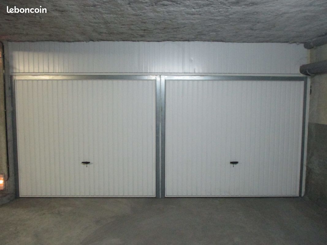 Grand garage Box Boxe local stockage 45 m2 4 places Conflans - Locations