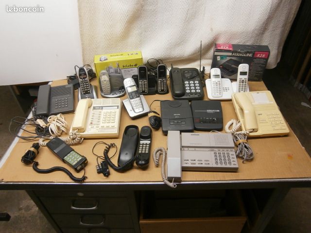Collection de 12 téléphones et articles de téléphonies de collection ...