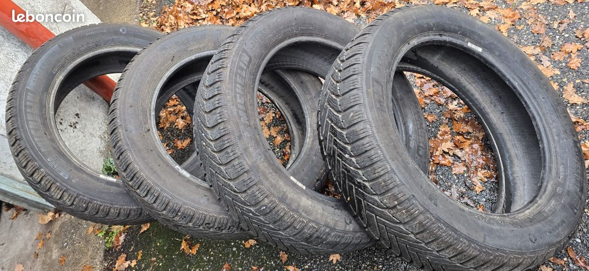 4 pneus 215/55R17 Michelin alpin - Équipement auto