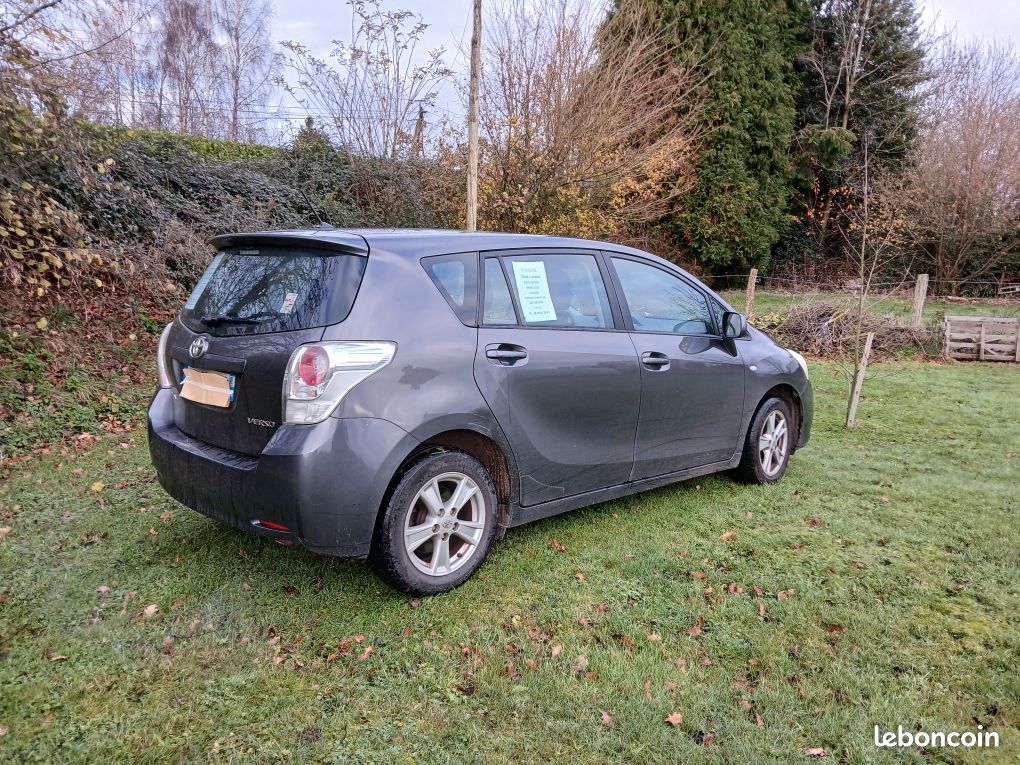 Vends Toyota Verso 5 places - Voitures