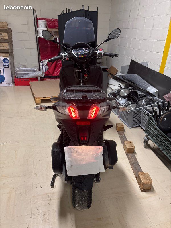 Scooter 300 MP3 LT - Motos
