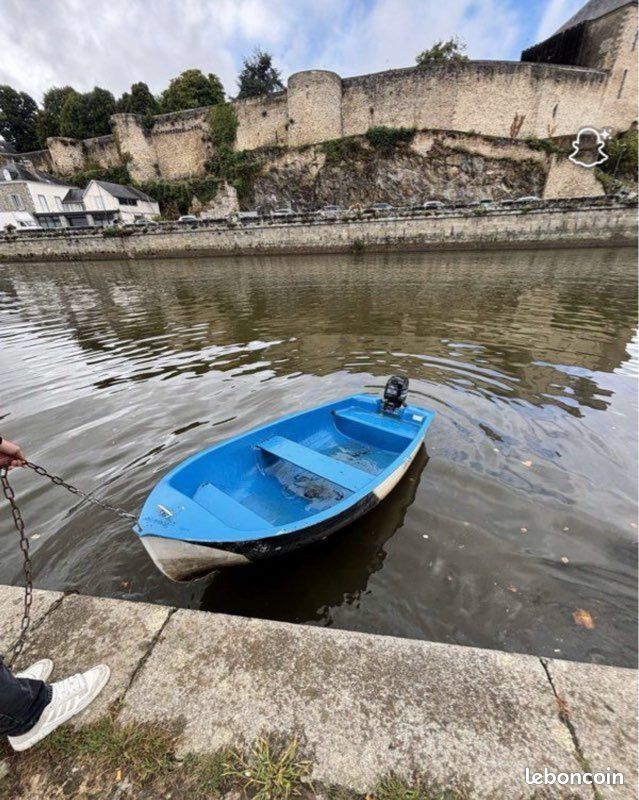 Barque avec moteur - Nautisme