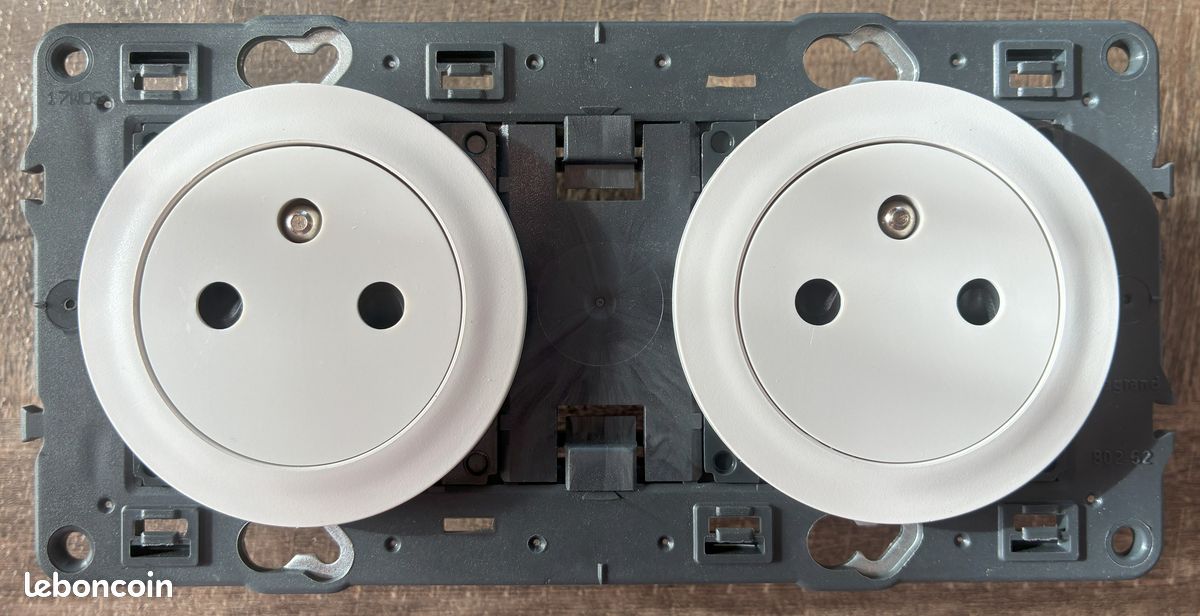 Double prise Céliane LEGRAND Blanche - Bricolage