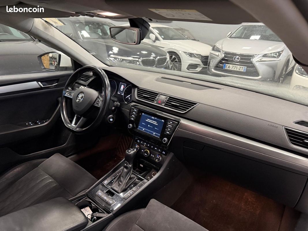 Skoda Superb Combi 2.0TDI 150CV STYLE DE 2016 A 6490E - Voitures